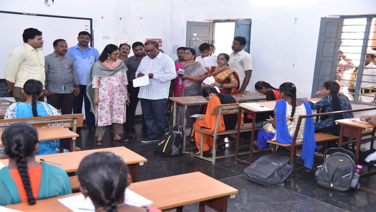 Collector Visit To ZP High School ... వెలుగులోకి విస్తుపోయే వాస్తవాలు ...